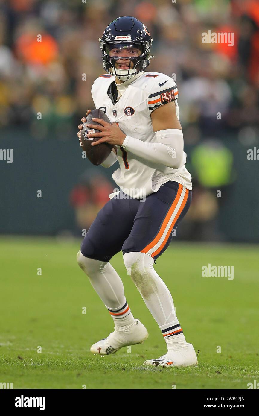 Chicago Bears quarterback Justin Fields (1) in action during an NFL ...