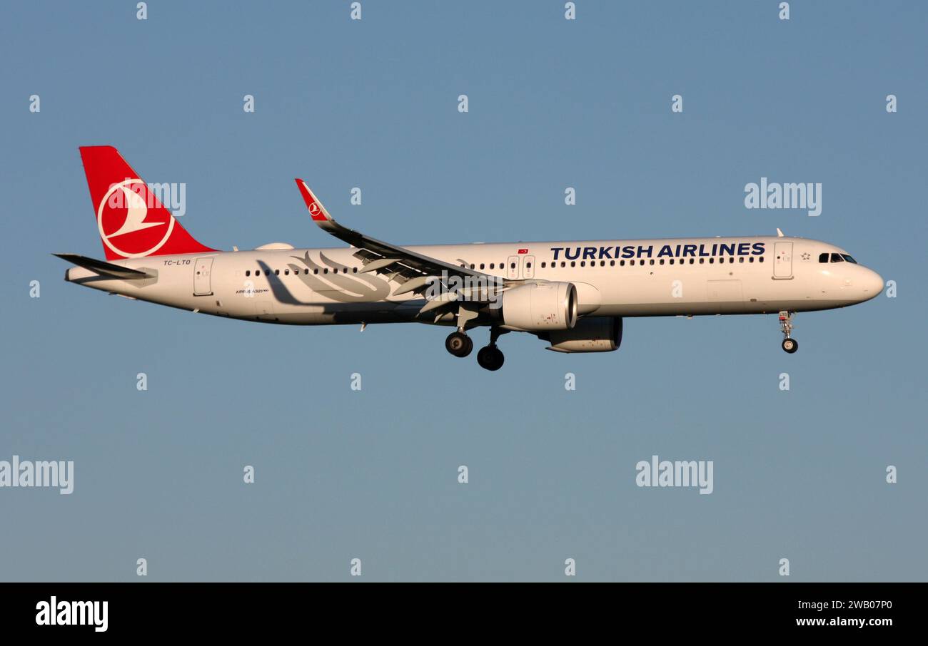 Turkish airbus a321neo hi-res stock photography and images - Alamy