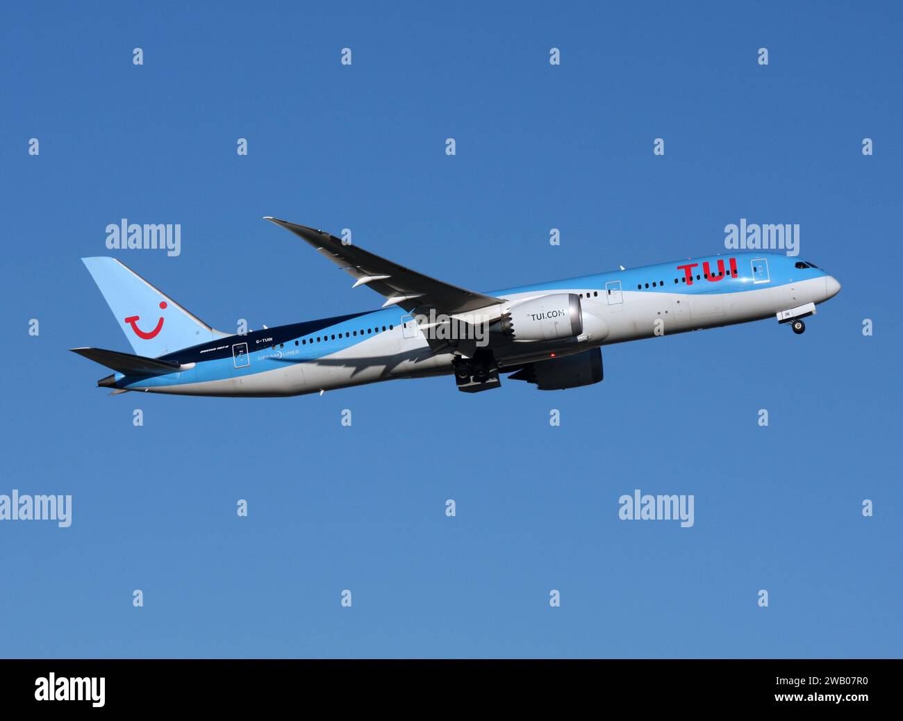 Tui boeing 787 9 dreamliner hi-res stock photography and images - Alamy