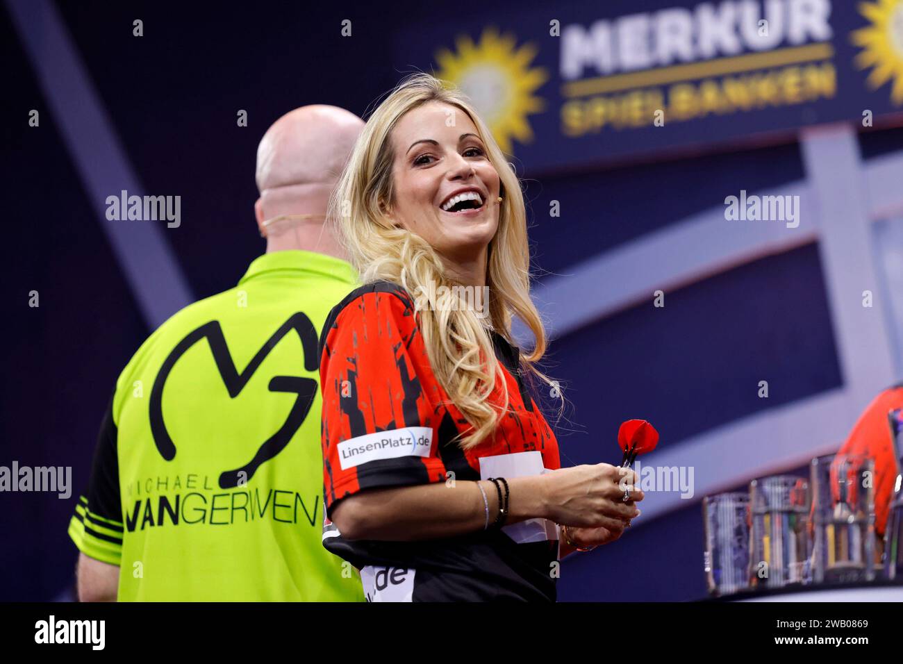 Moderatorin Andrea Kaiser bei der Pro7 Promi Darts WM 2024 übertragen ...