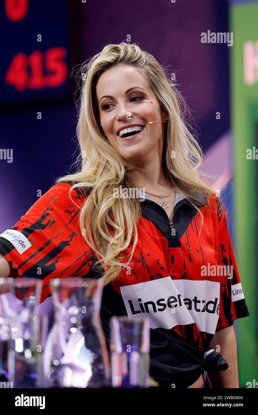 Moderatorin Andrea Kaiser bei der Pro7 Promi Darts WM 2024 übertragen ...