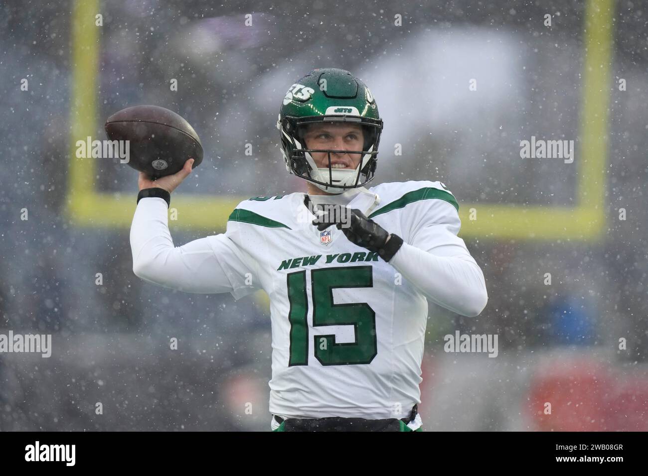 New York Jets quarterback Brett Rypien (15) warms up prior to an NFL ...
