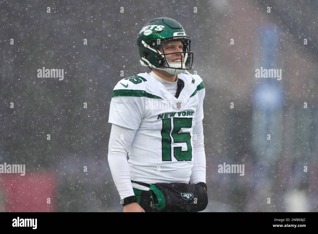 New York Jets quarterback Brett Rypien (15) warms up prior to an NFL ...