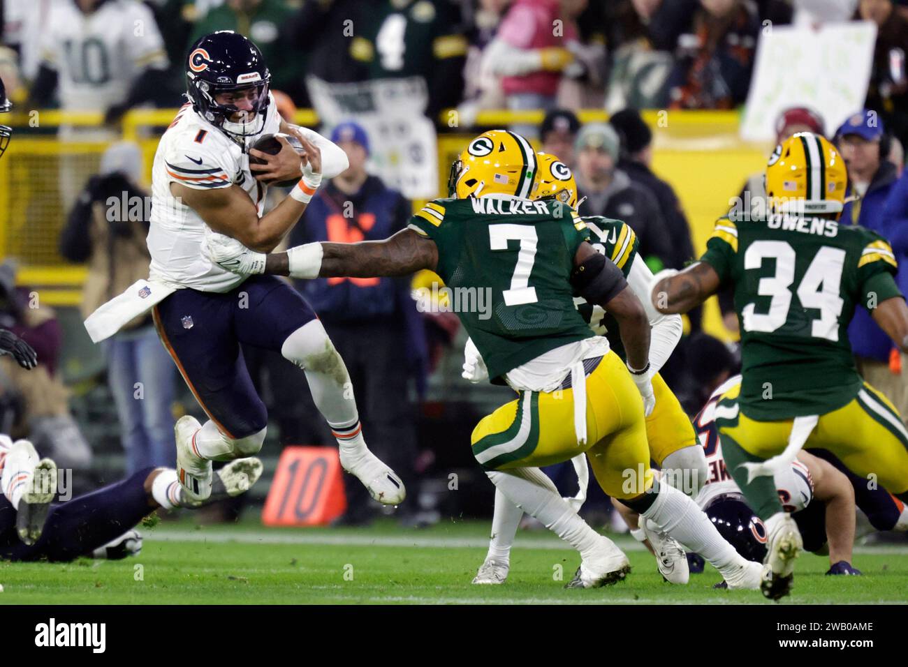 Chicago Bears quarterback Justin Fields (1) runs for a first down as ...
