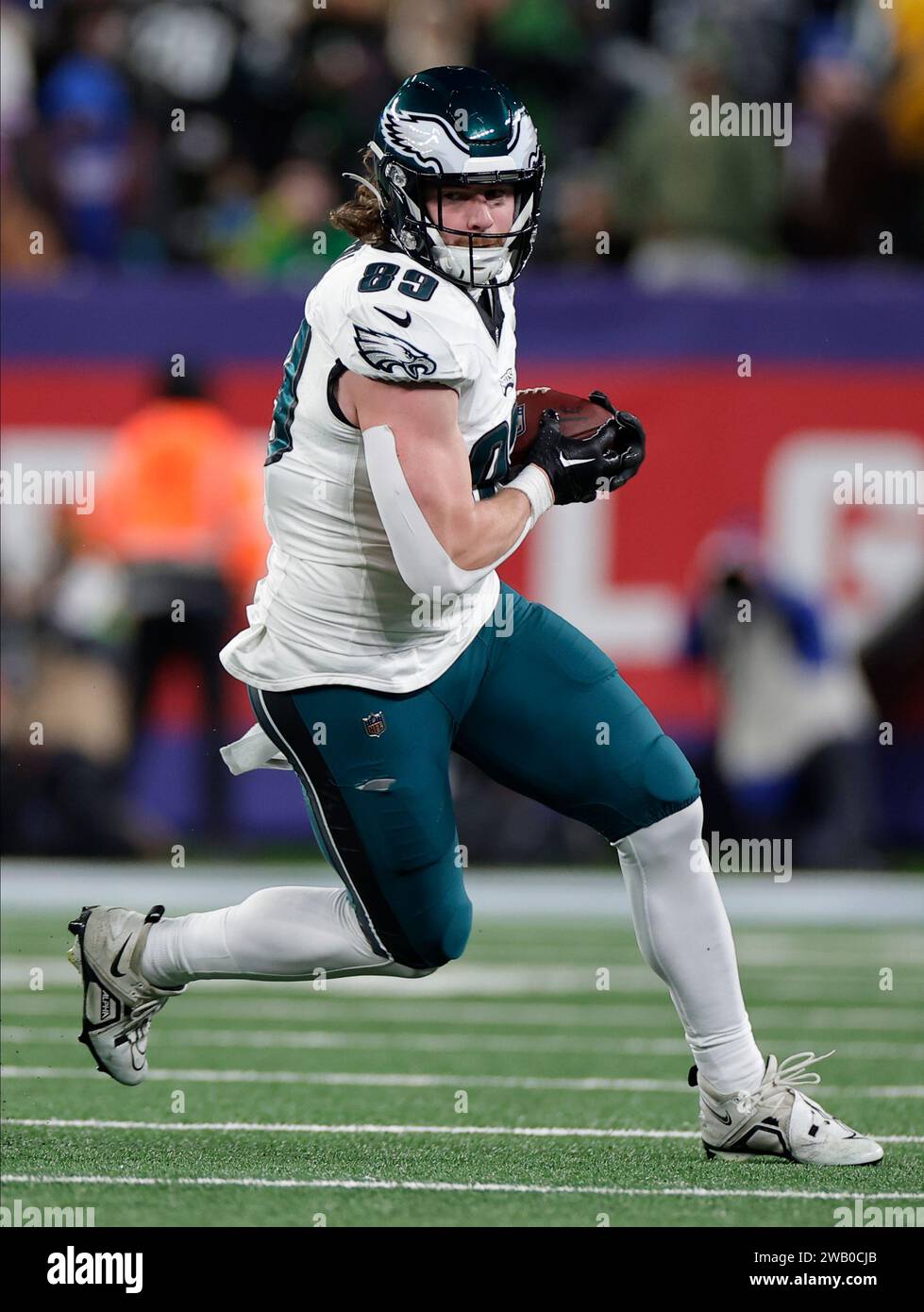 Philadelphia Eagles tight end Jack Stoll (89) carries the ball against ...