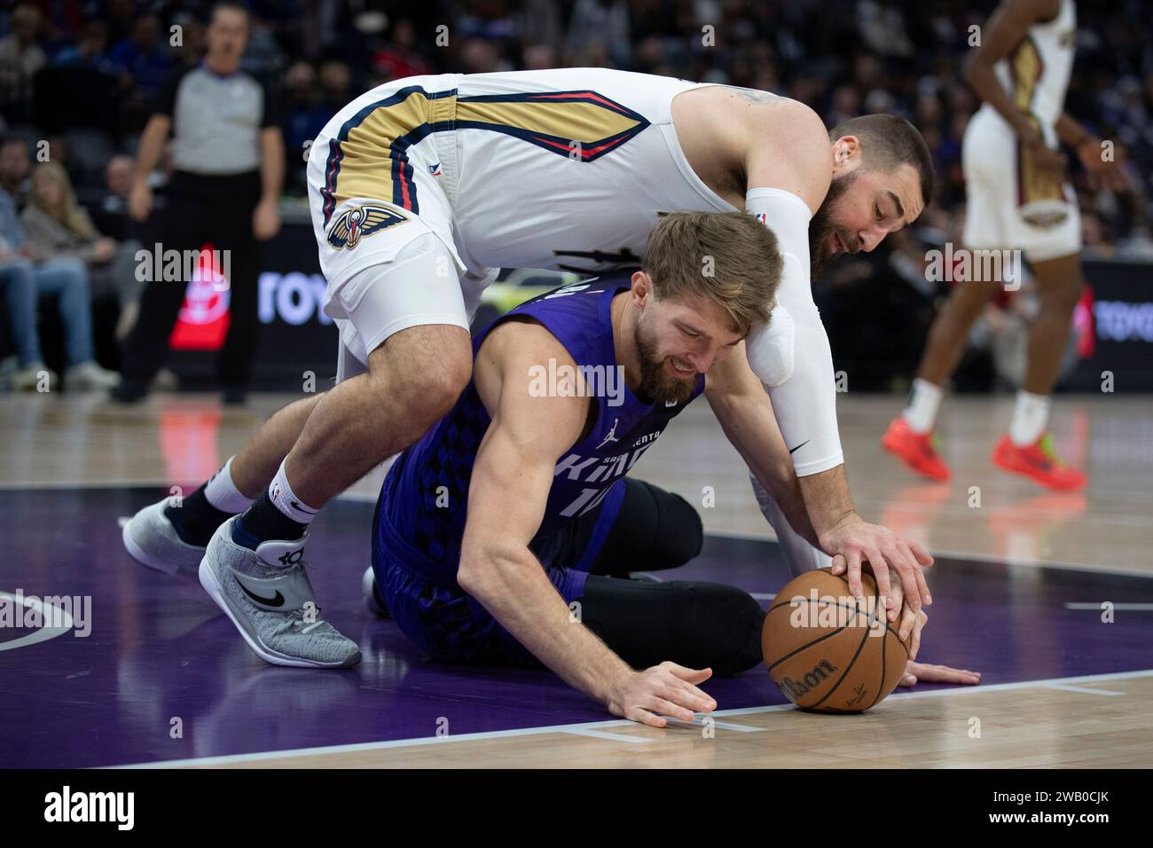 Sacramento Kings forward Domantas Sabonis, top, and New Orleans Pelicans center Jonas ...