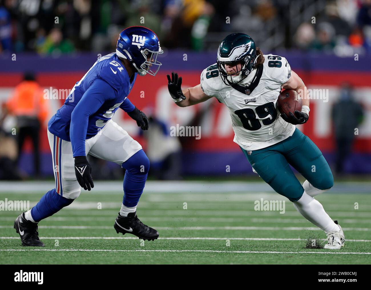 Philadelphia Eagles tight end Jack Stoll (89) carries the ball against ...