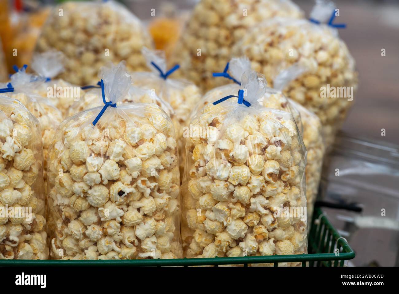 Vendor popcorn hi-res stock photography and images - Alamy