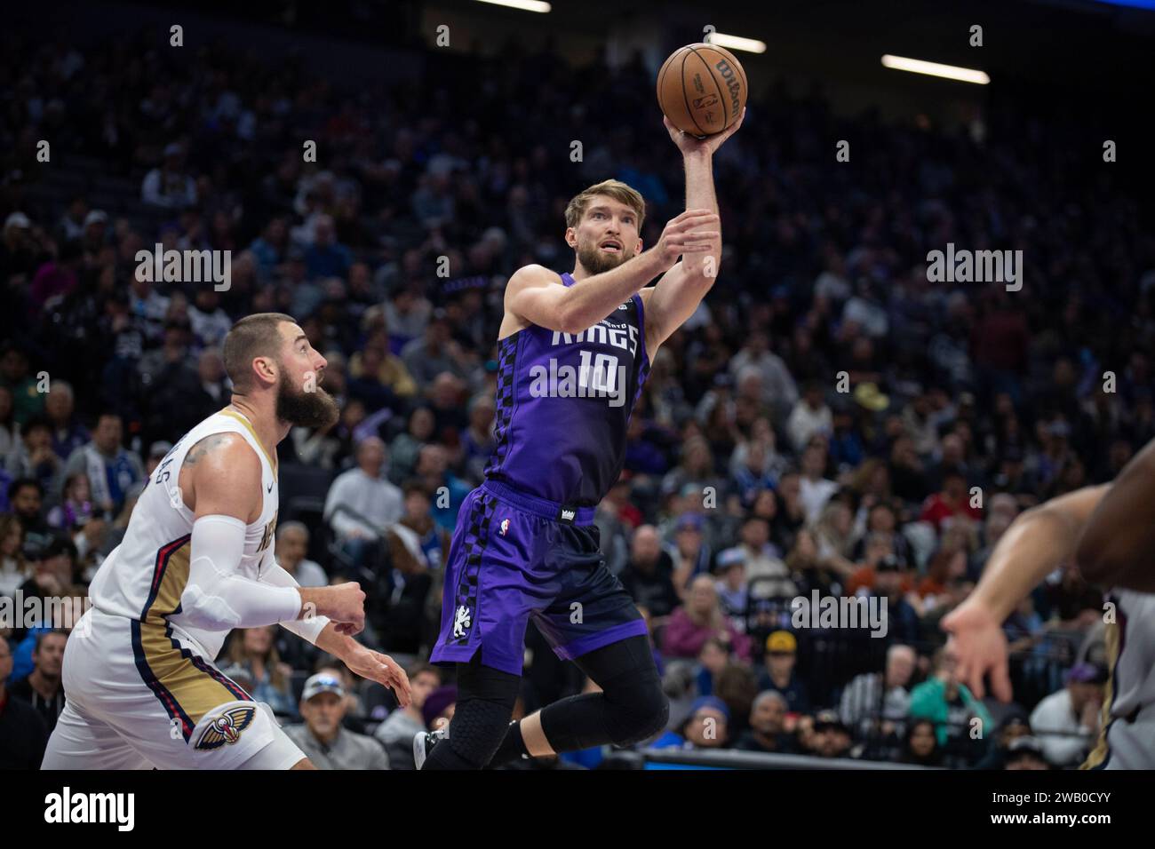 Sacramento Kings forward Domantas Sabonis (10) shoots past New Orleans Pelicans center Jonas ...