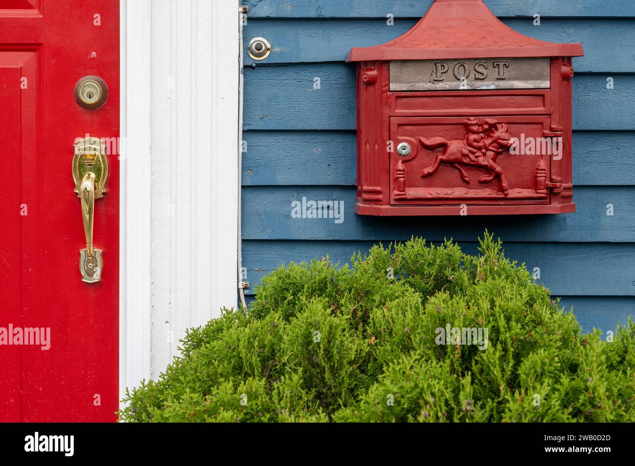Red letter box letterbox hi-res stock photography and images - Alamy