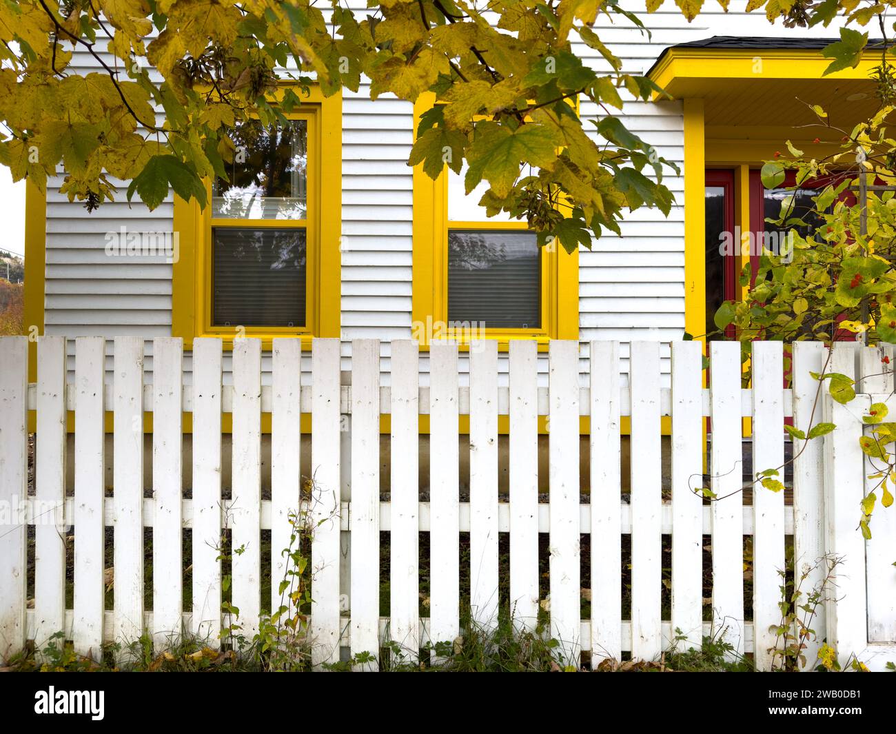 White clapboard picket fence hi-res stock photography and images - Alamy