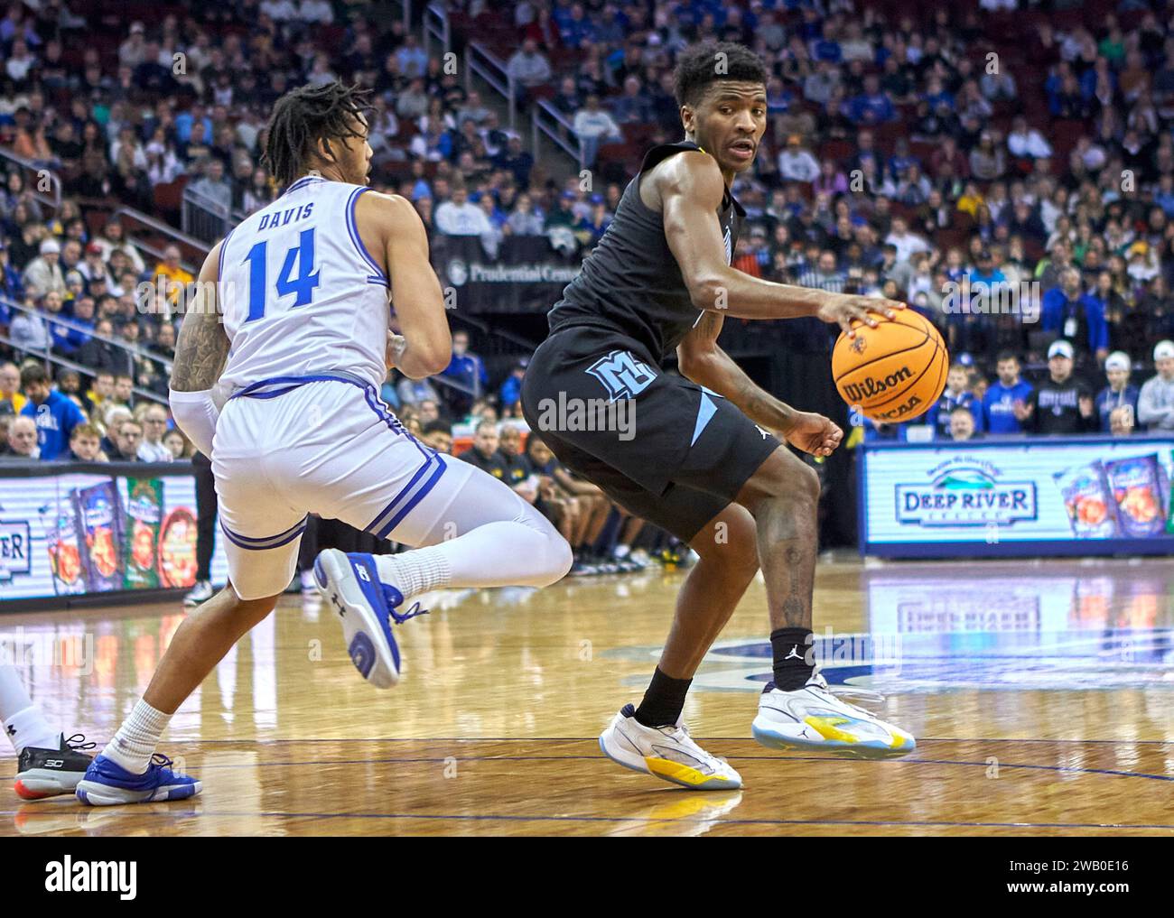 Marquette Golden Eagles guard Kam Jones (1) penetrates toward the ...