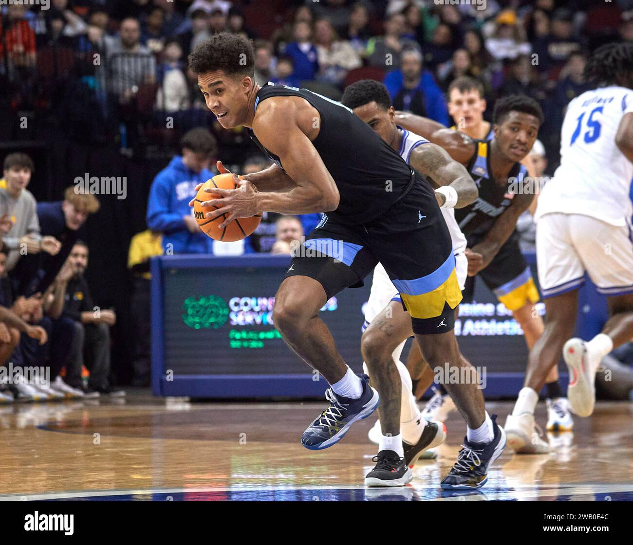 Marquette Golden Eagles forward Oso Ighodaro (13) with a steal against ...