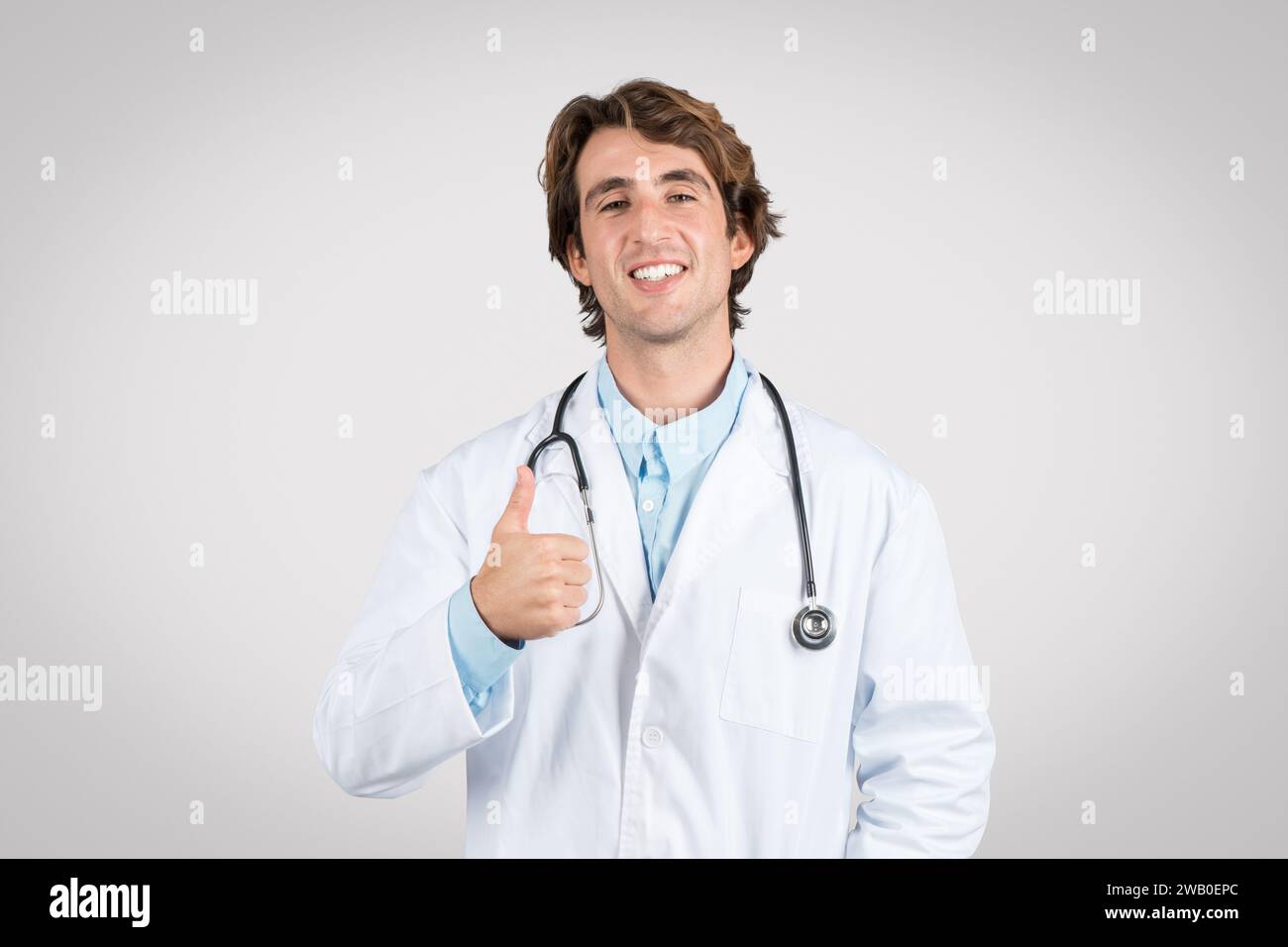Doctor giving assurance hi-res stock photography and images - Alamy