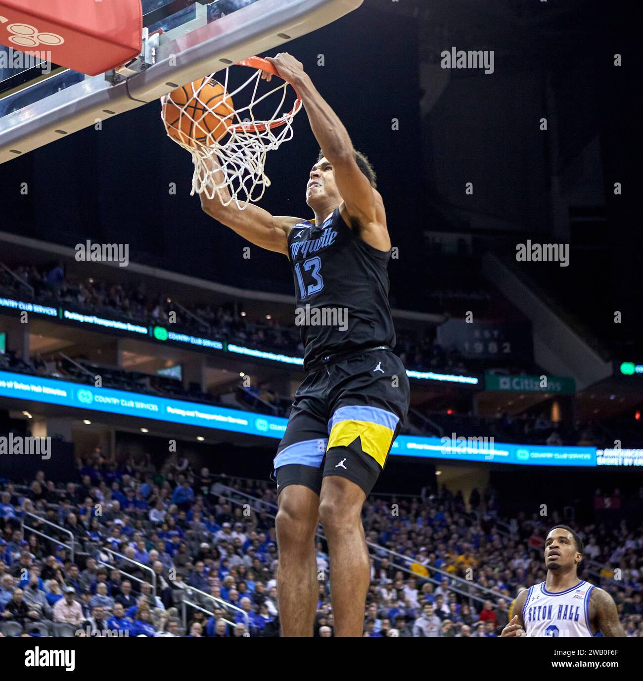 Marquette Golden Eagles forward Oso Ighodaro (13) dunks in the first ...
