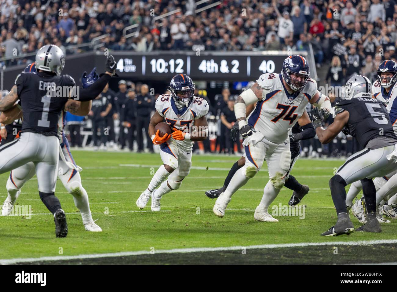 Denver Broncos running back Javonte Williams (33) runs the ball against ...