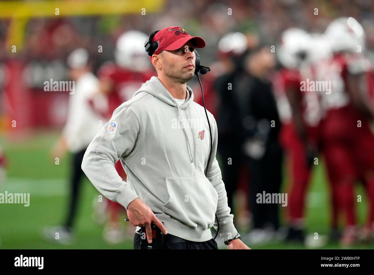Arizona Cardinals head coach Jonathan Gannon walks on the sideline in ...