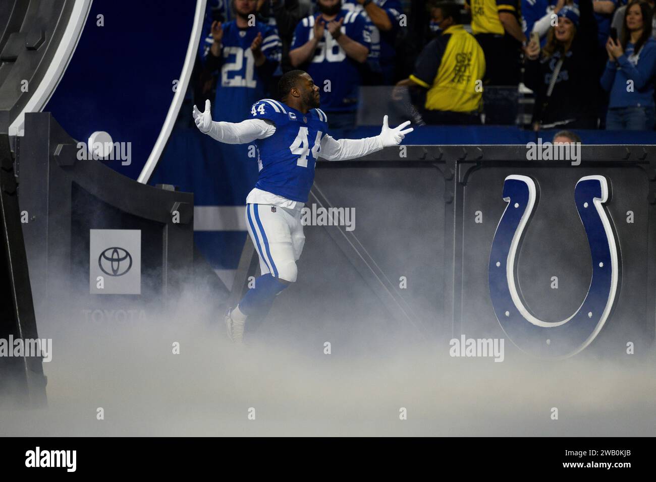 Indianapolis Colts linebacker Zaire Franklin (44) runs onto the field before an NFL football ...