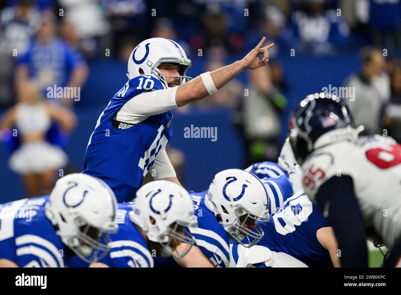 Indianapolis Colts quarterback Gardner Minshew (10) looks over the defense before the snap ...