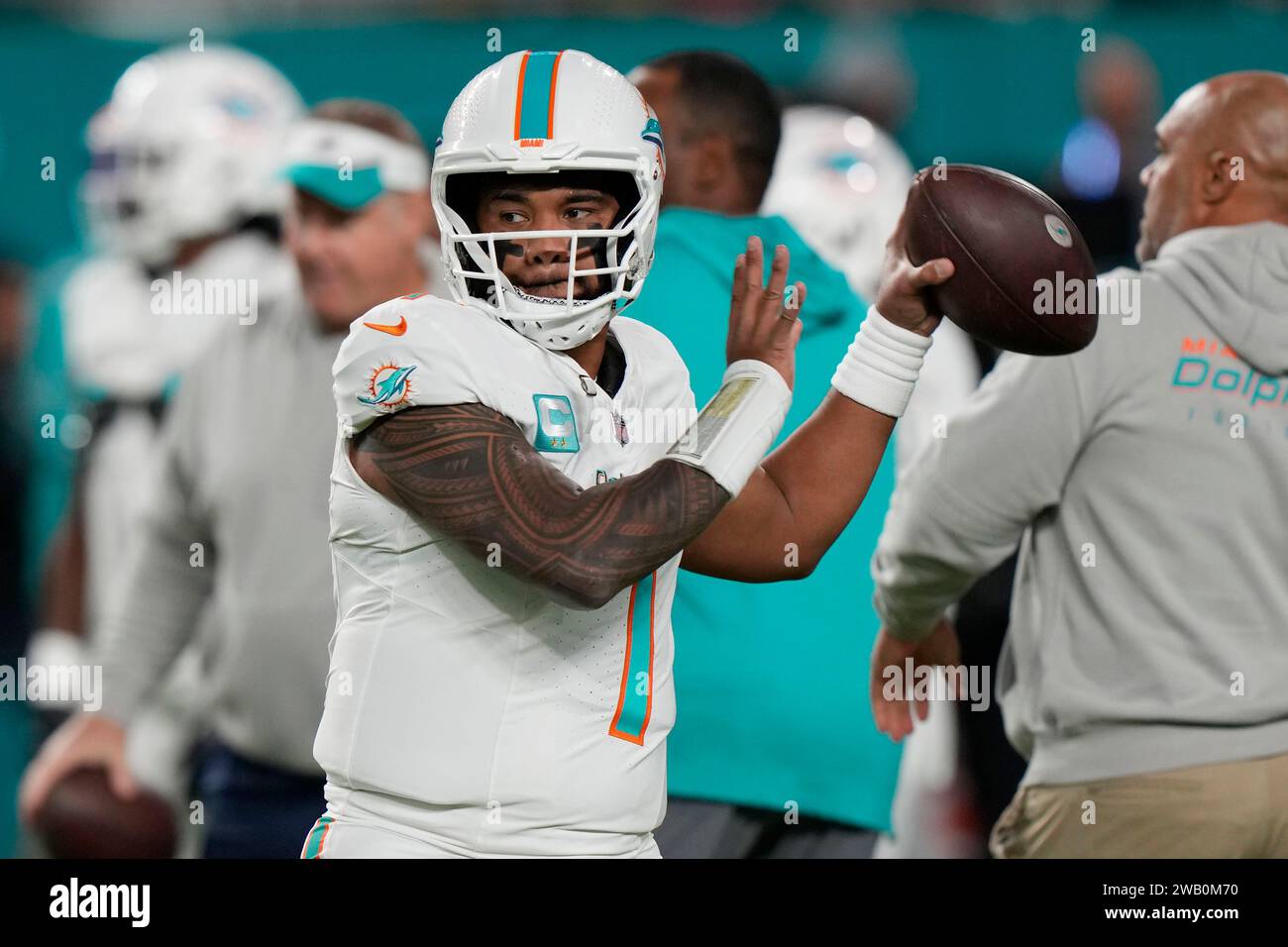 Miami Dolphins quarterback Tua Tagovailoa (1) warms up before an NFL ...