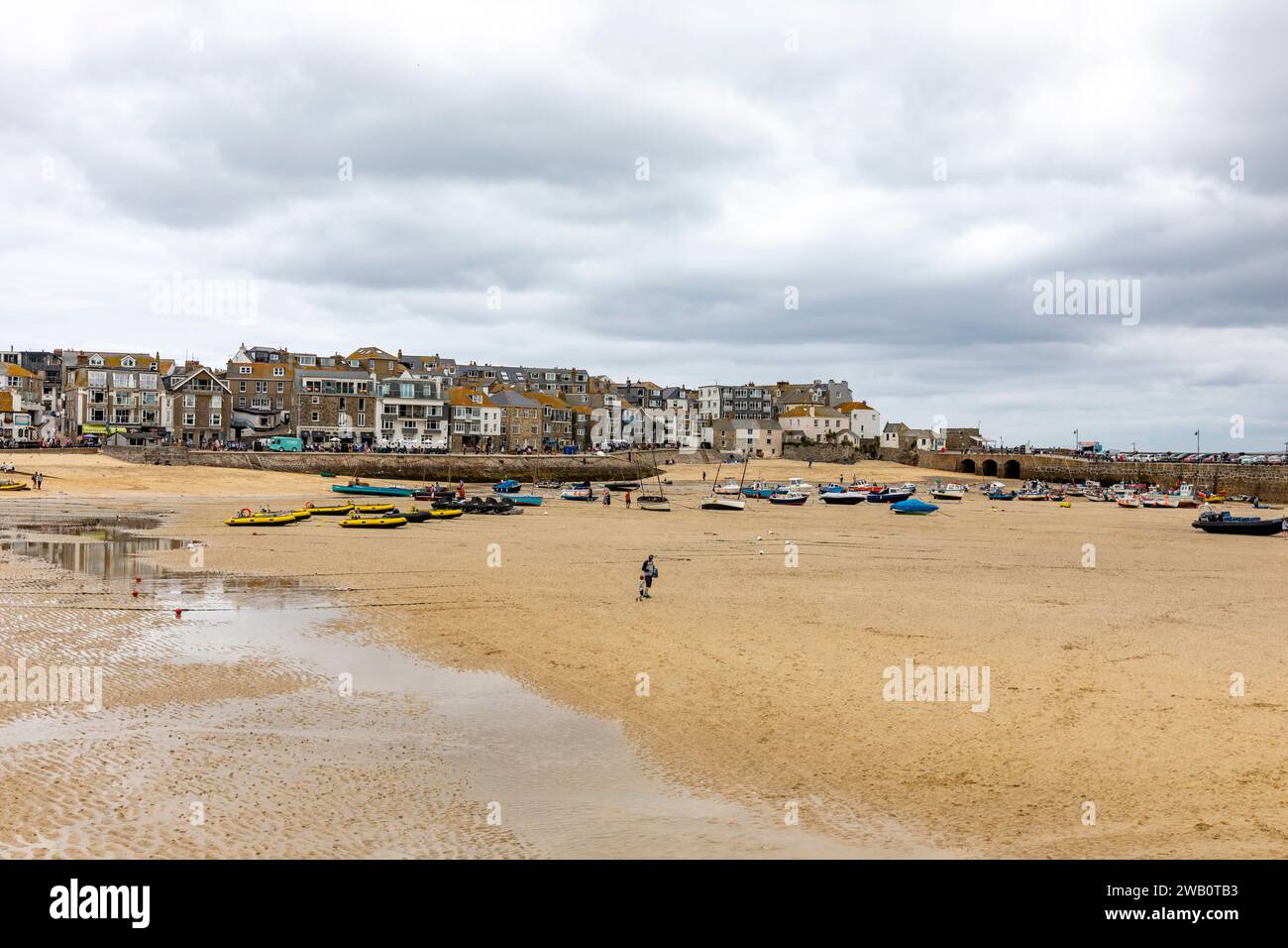 St Ives Cornwall, harbour beach at low tide with st Ives lighthouse on ...