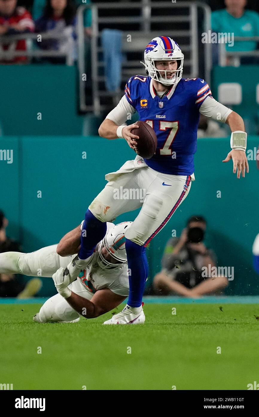 Buffalo Bills quarterback Josh Allen (17) avoids a tackle by Miami ...