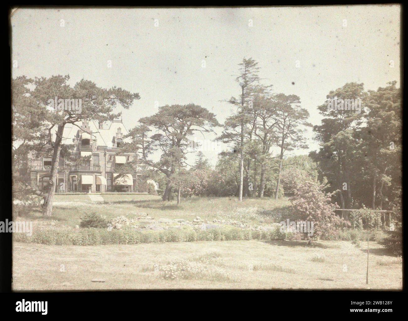 View of the Landhuis Nieuwe Lindenheuvel in Overveen, 1907 - 1930 ...