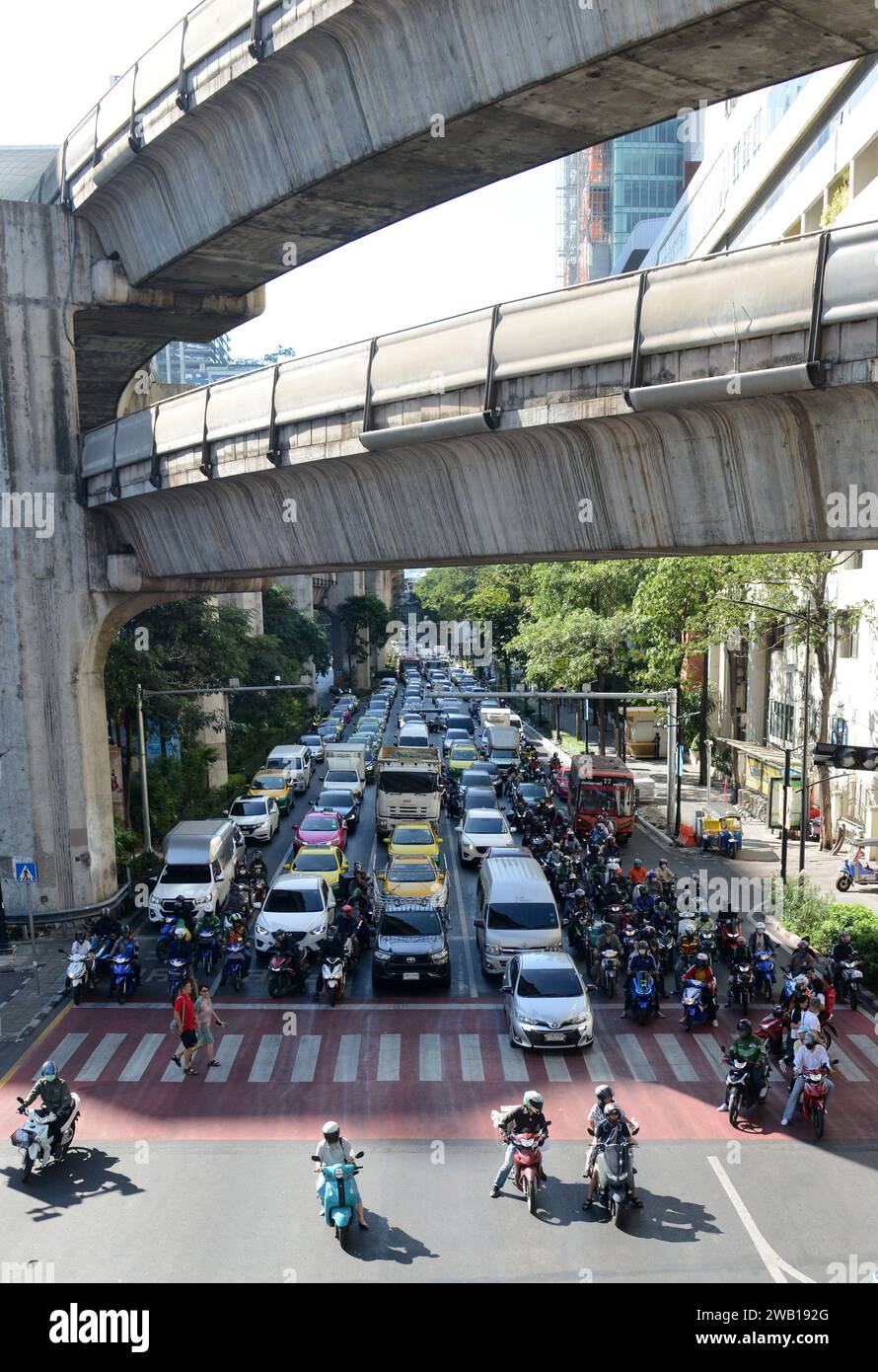 Heavy traffic at the junction of Phloen Chit Rd. and Ratchadamri Rd. in ...