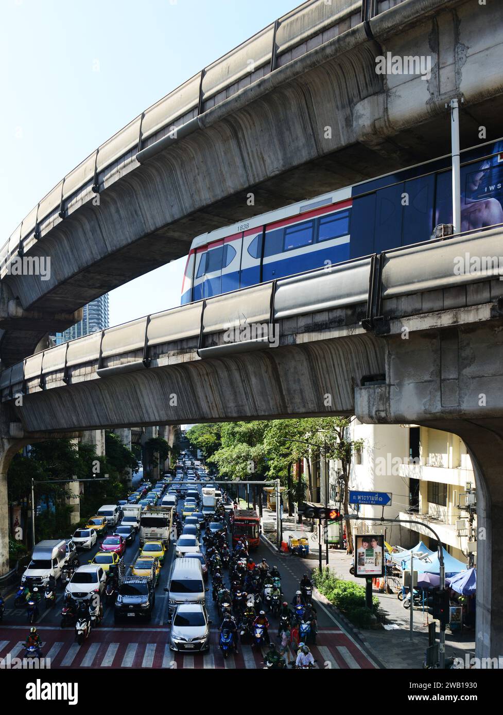 Heavy traffic at the junction of Phloen Chit Rd. and Ratchadamri Rd. in ...