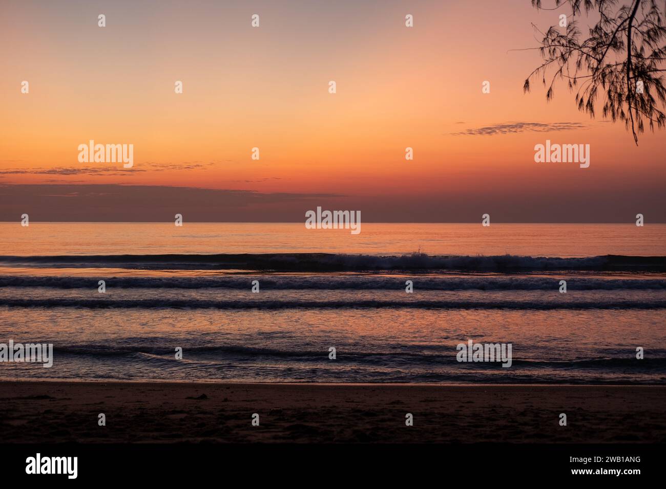 Morning light ocean waves hi-res stock photography and images - Alamy