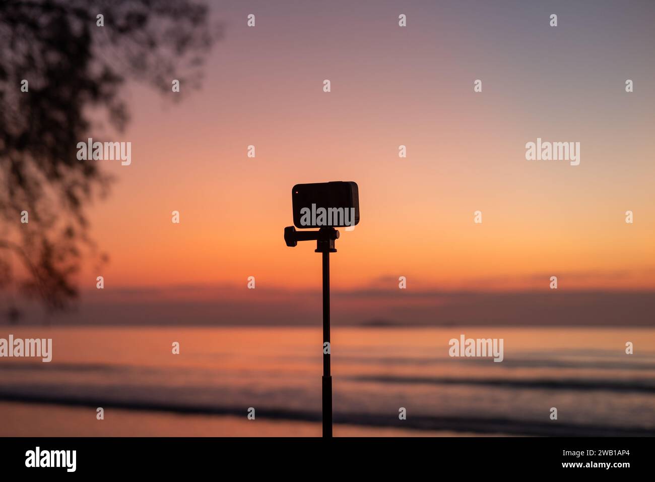 Tourists take pictures of sunset hi-res stock photography and images ...