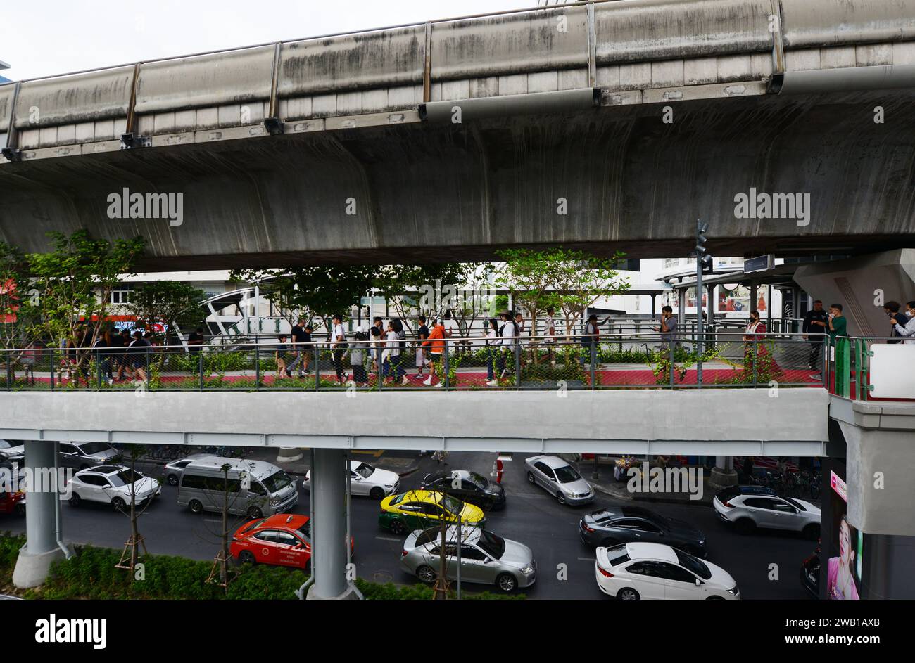 Pedestrian bridges under the BTS Skytrain on Sukhumvite road in Bangkok ...
