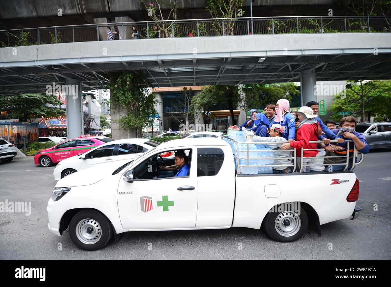Overloaded truck people asia hi-res stock photography and images - Alamy