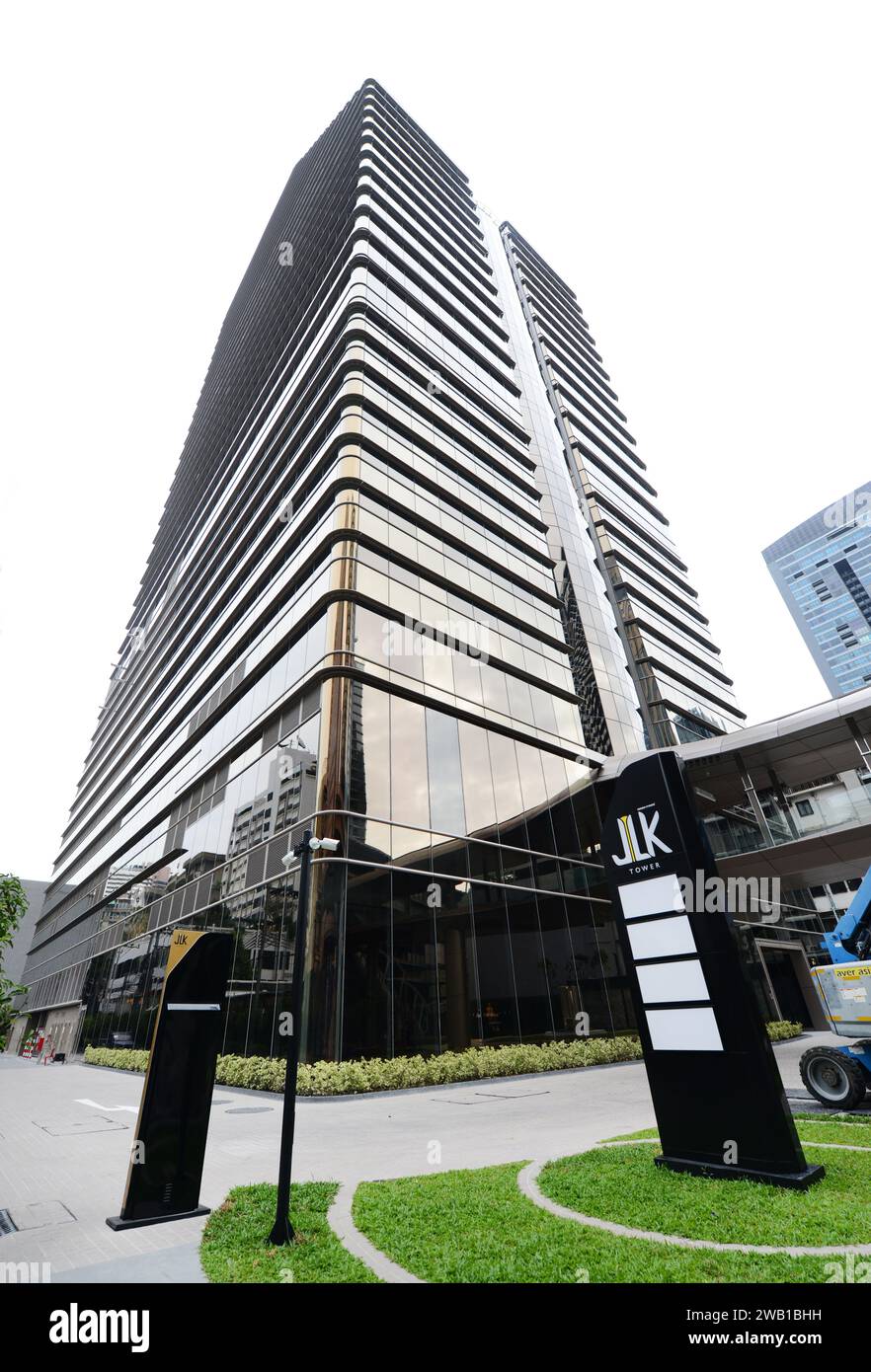 The new JLK tower on the corner of Sukhumvit Road and Soi 7 in Bangkok, Thailand Stock Photo - Alamy