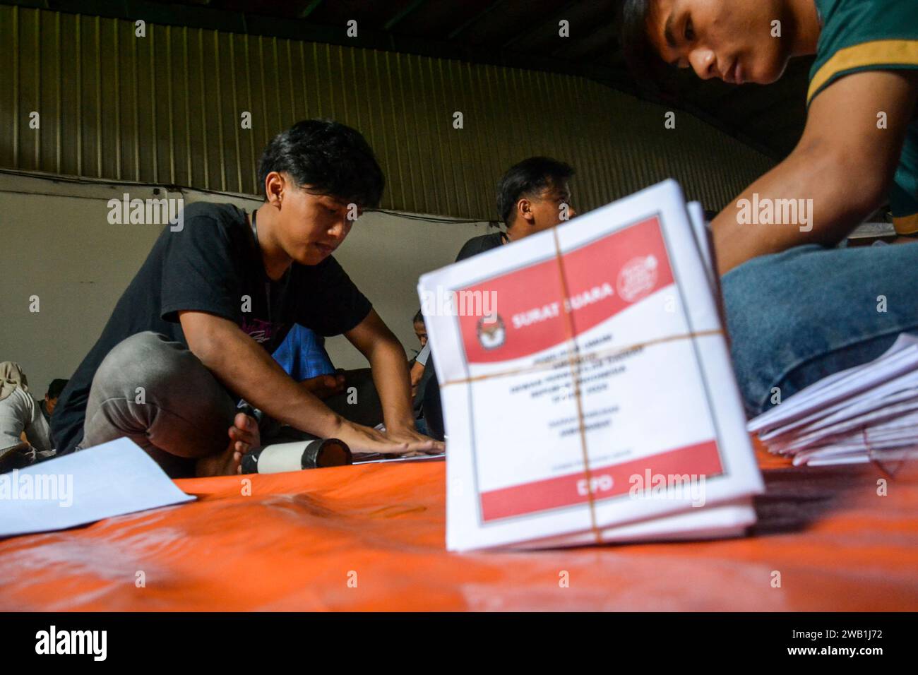 Bandung, West Java, Indonesia. 8th Jan, 2024. Volunteers fold ballot papers at the Bandung City ...