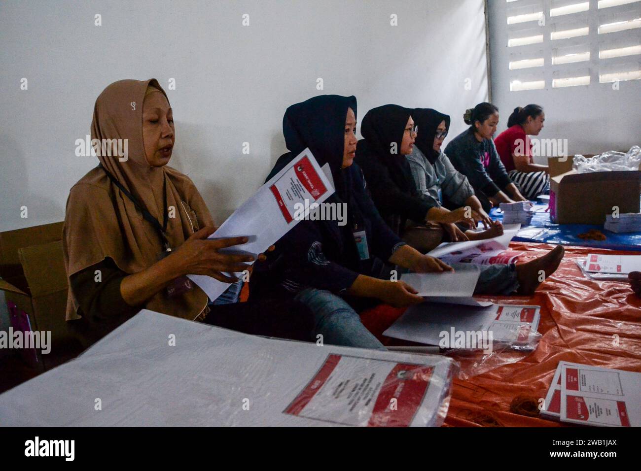 Bandung, West Java, Indonesia. 8th Jan, 2024. Volunteers fold ballot papers at the Bandung City ...