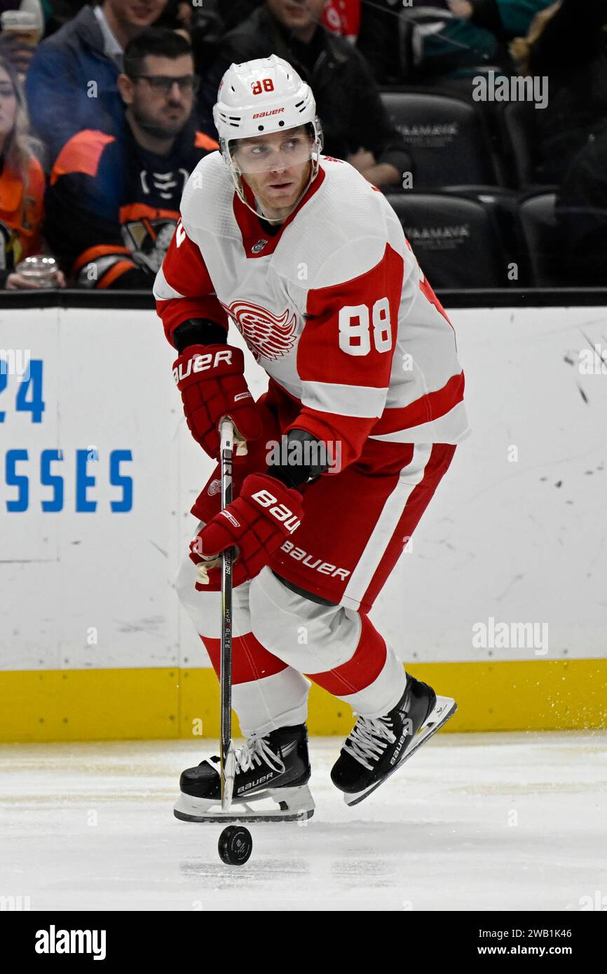 Detroit Red Wings right wing Patrick Kane controls the puck during the second period of an NHL ...