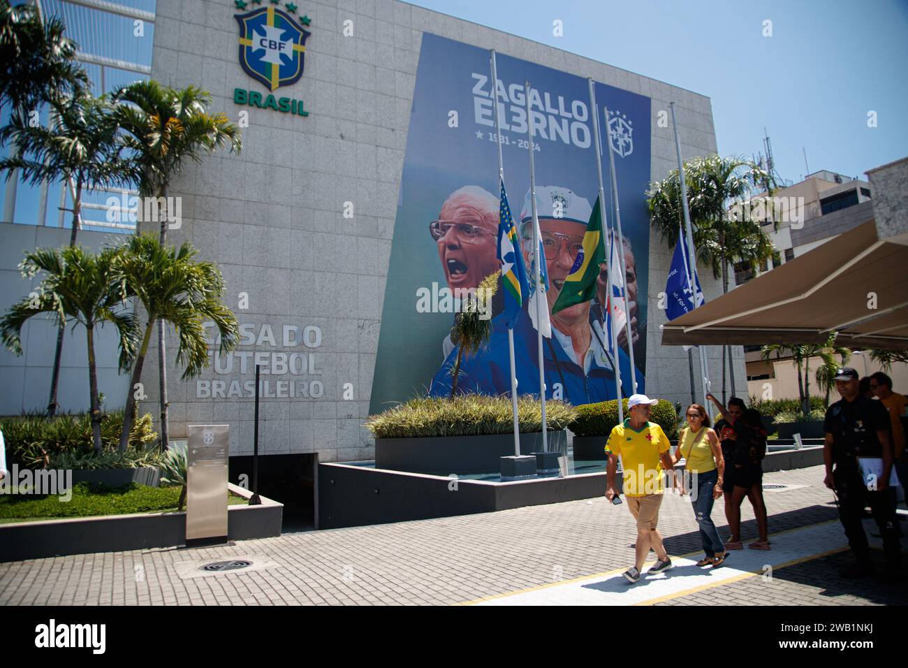 Rio De Janeiro, Brazil. 7th Jan, 2024. Fans arrive to mourn the passing ...