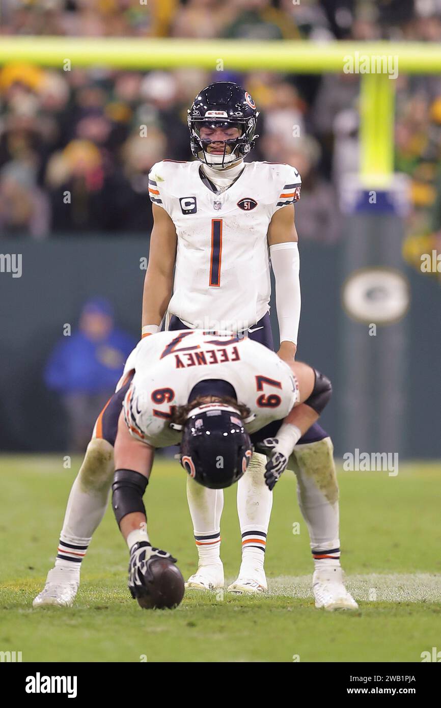 Chicago Bears quarterback Justin Fields (1) waits for the snap from ...