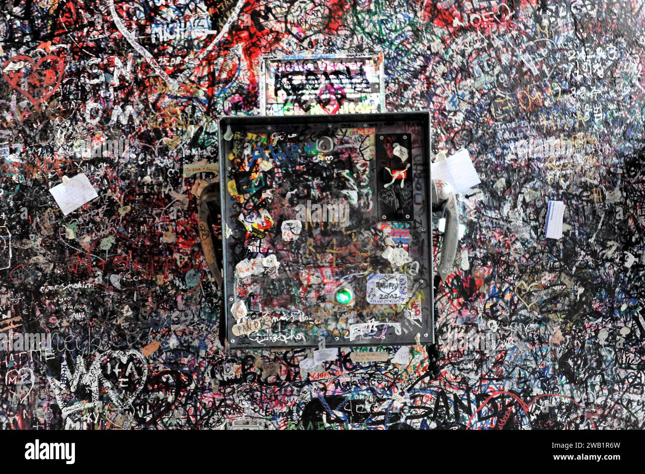 Declarations of love on the wall of Juliet's house, Casa di Giulietta ...