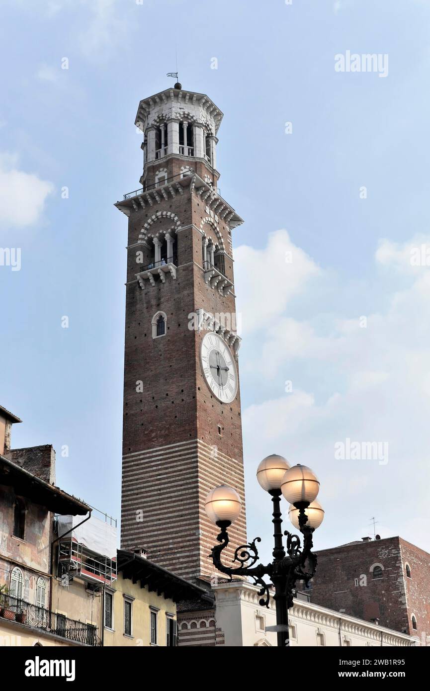 Lamberti Tower, Torre dei Lamberti, Piazza delle Erbe, Verona, Veneto ...