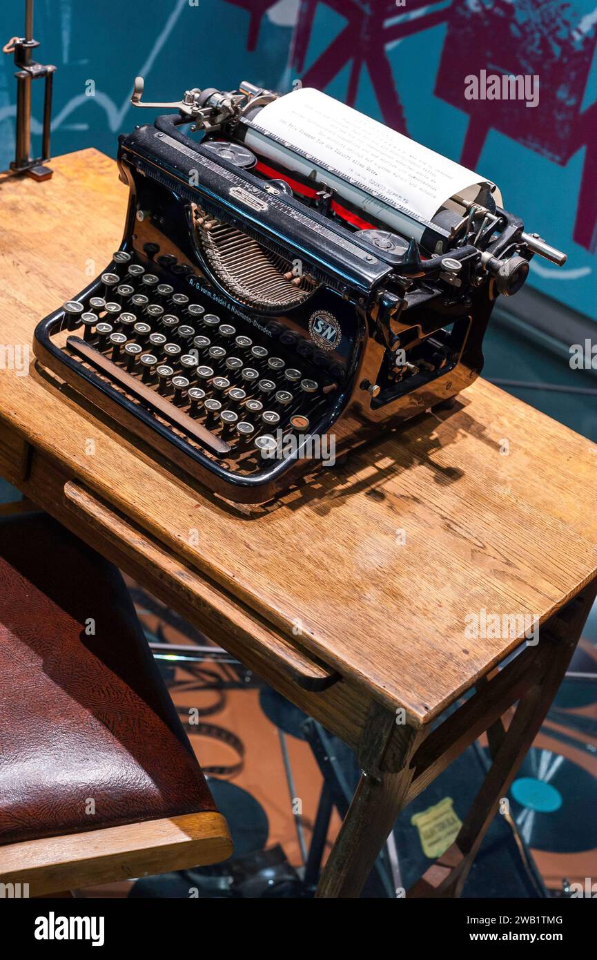Old typewriter, writing, typing, analogue, history, office history ...