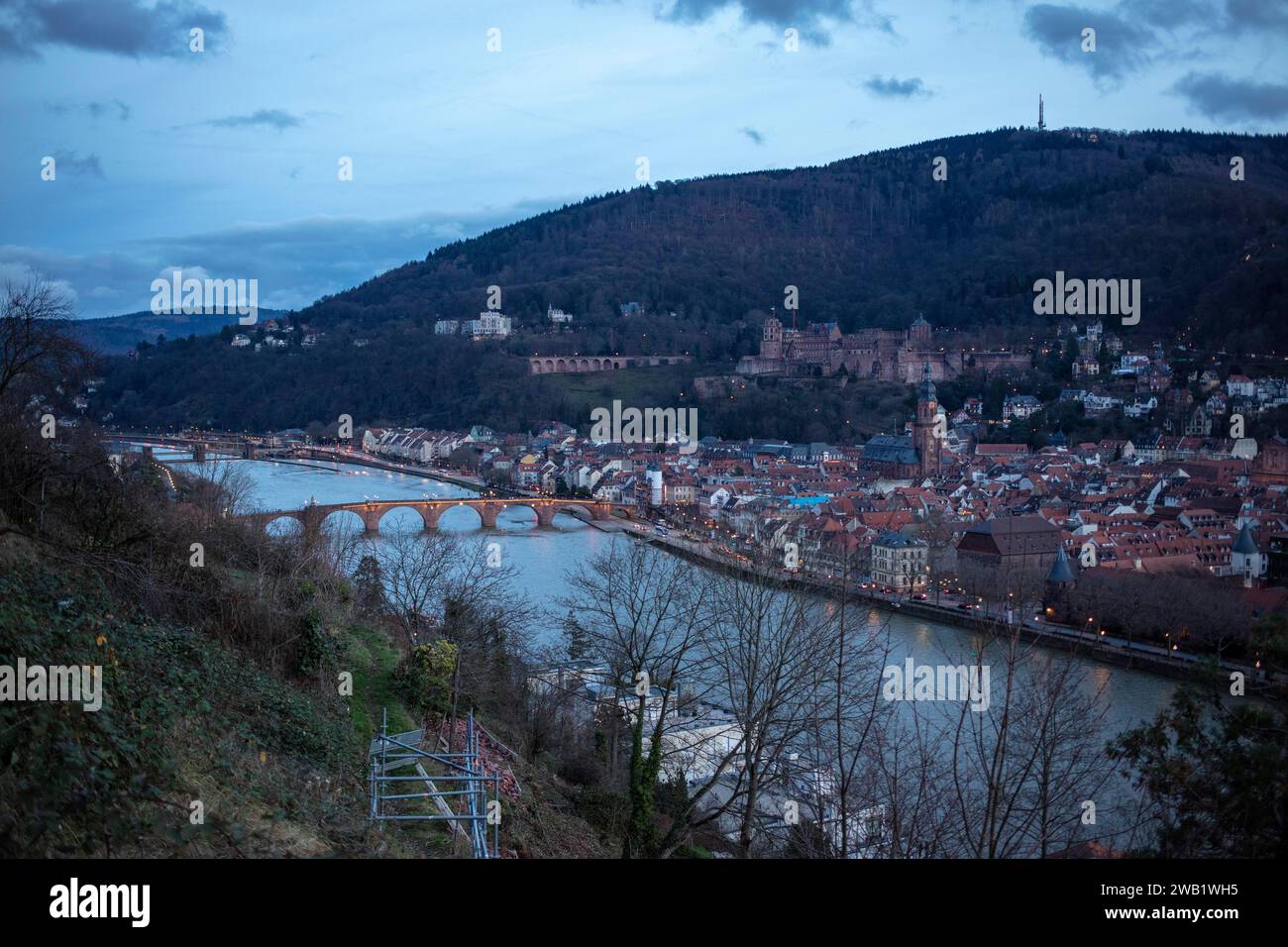 View of the old bridge and the castle from Philosophenweg, Heidelberg ...