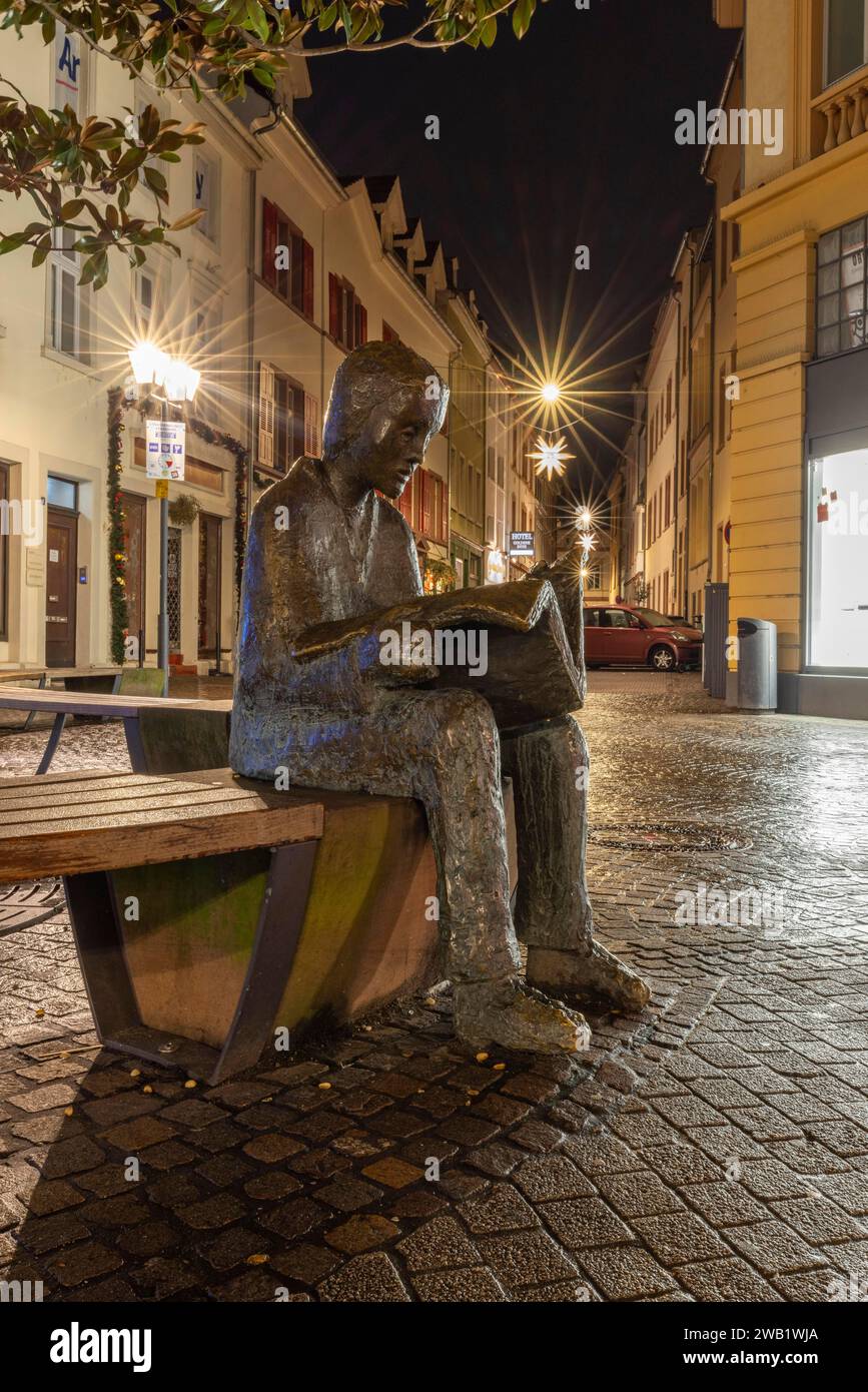 Newspaper reader bronze statue hi-res stock photography and images - Alamy