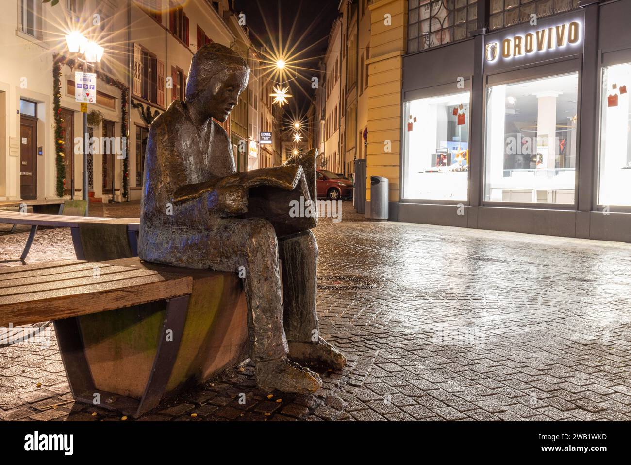 Newspaper reader bronze statue hi-res stock photography and images - Alamy