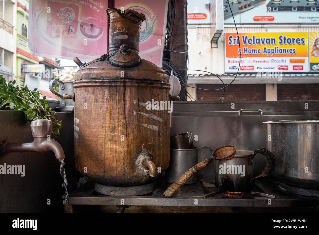 India tea seller hi-res stock photography and images - Alamy