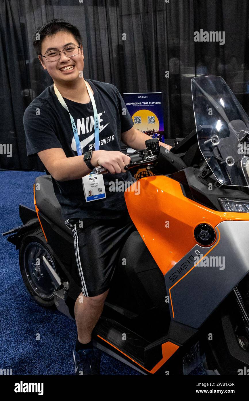 Las Vegas, USA. 07th Jan, 2024. Media day attendee Edison Lin tries out ...