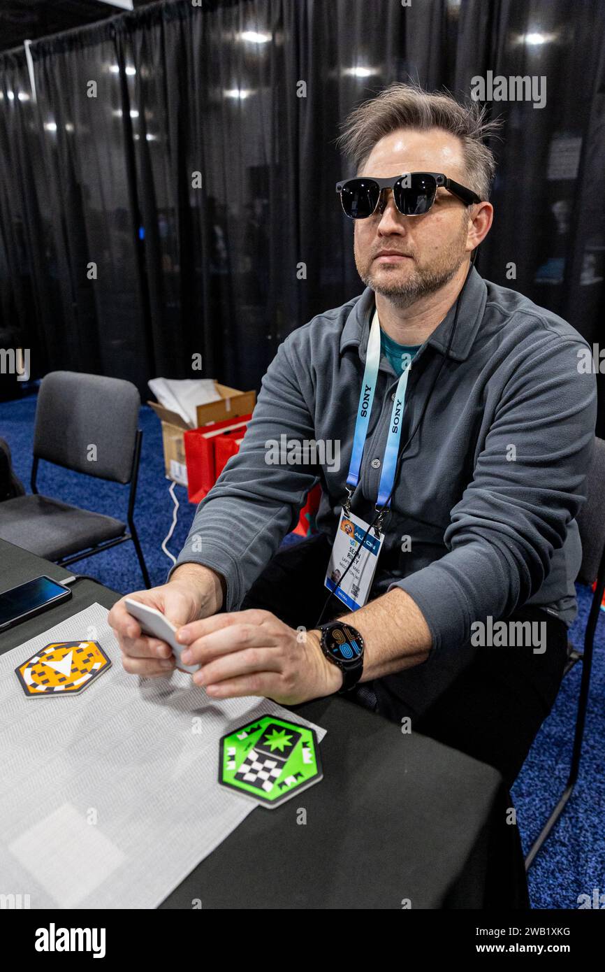 Las Vegas, USA. 07th Jan, 2024. Sean Riley tries out Xreal's spatial ...