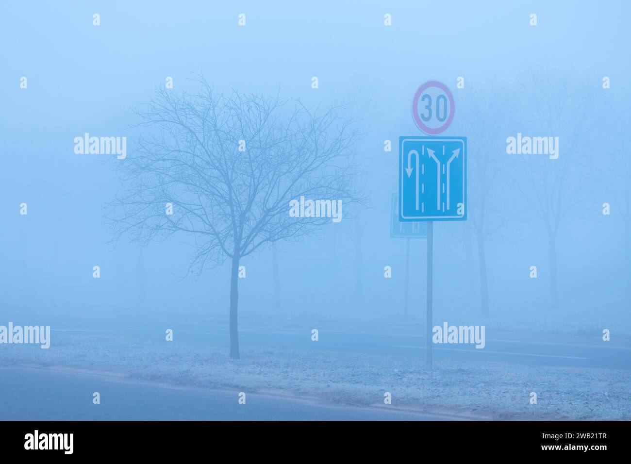 Fog road sign hi-res stock photography and images - Alamy