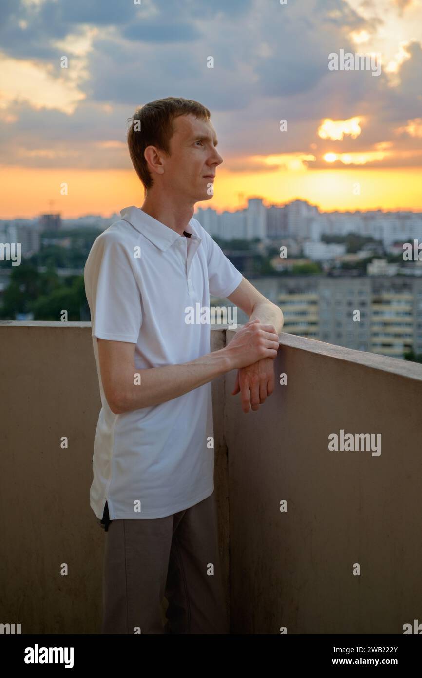Man leaning on balcony railing hi-res stock photography and images - Alamy